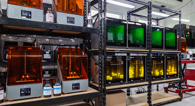 Drukuj szybciej i łatwiej - farma druku 3D z zarządzeniem w chmurze